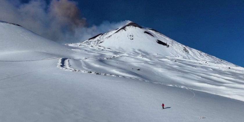 Skier glides down Mount Etna during eruption | Myanmar International TV