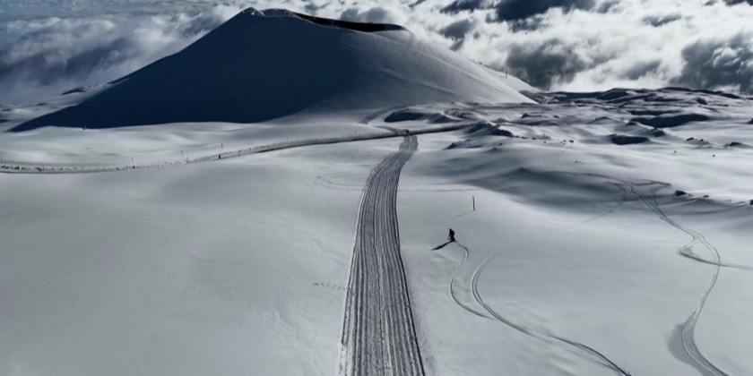 Skier glides down Mount Etna during eruption | Myanmar International TV