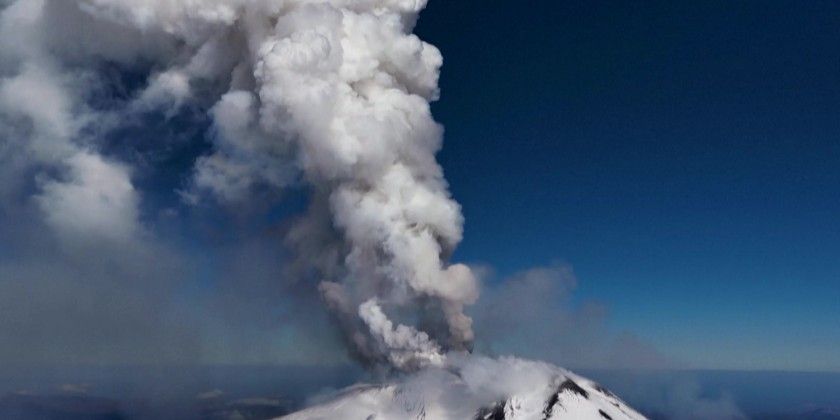 Skier glides down Mount Etna during eruption | Myanmar International TV