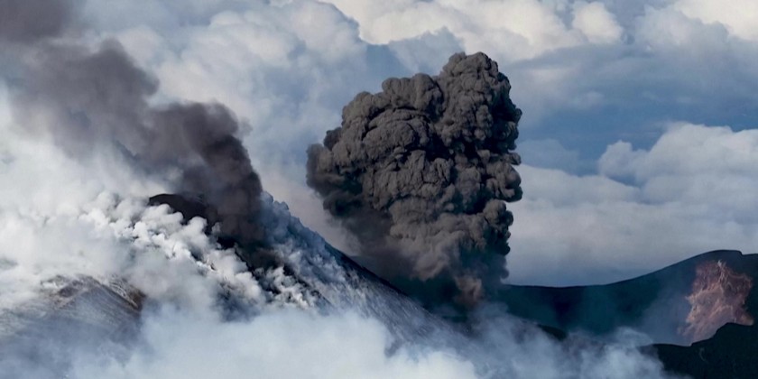 Skier glides down Mount Etna during eruption | Myanmar International TV