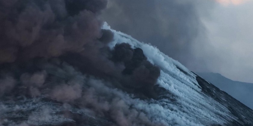 Skier glides down Mount Etna during eruption | Myanmar International TV