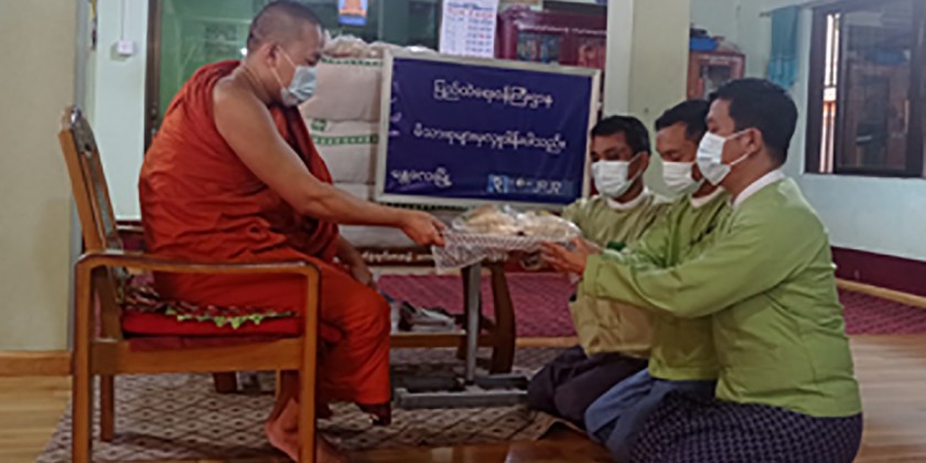 Offering rice provision: Families of MoHA offered rice to the ...