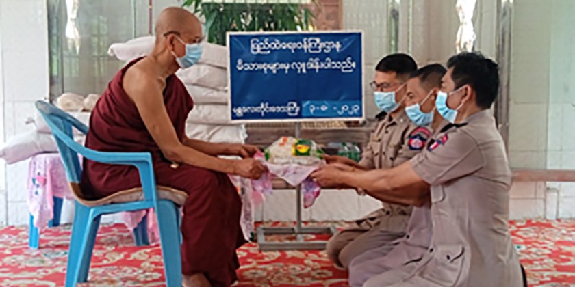 Offering rice provision: Families of MoHA offered rice to the ...