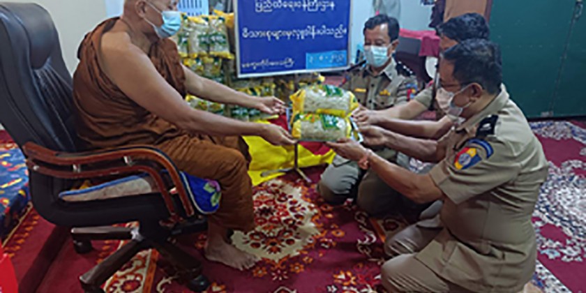 Offering rice provision: Families of MoHA offered rice to the ...
