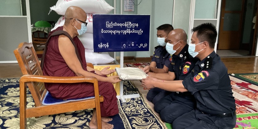 Offering rice provision: Families of MoHA offered rice to the ...