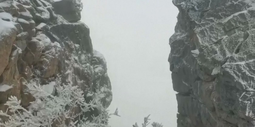 Snow falls on mountains in Oman | Myanmar International TV