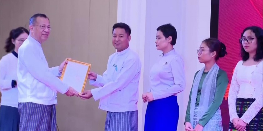 Presenting Admission Letter: MIFER Union Minister attended the ceremony ...