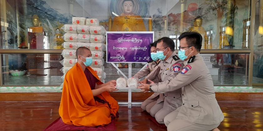 Offering rice provision: Families of MoHA offered rice to the ...