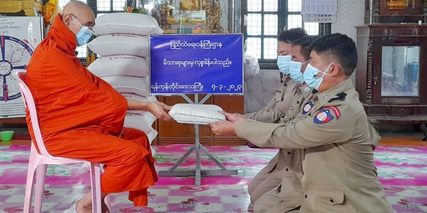 Offering rice provision: Families of MoHA offered rice to the ...