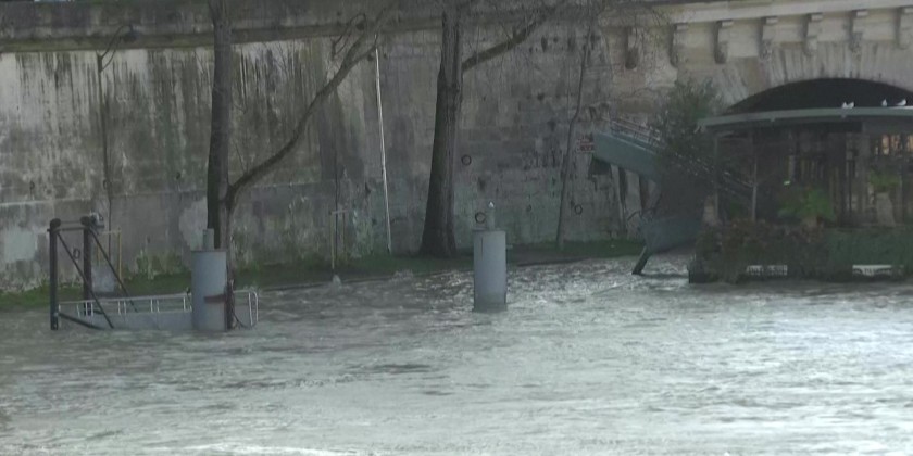 Seine River water level rises in Paris | Myanmar International TV