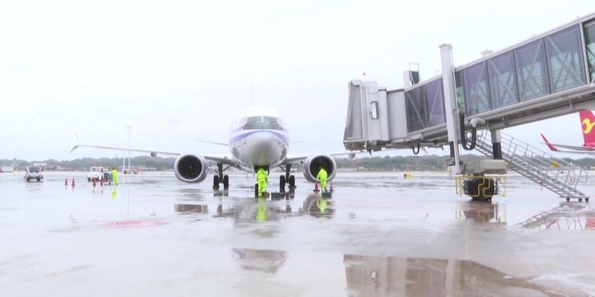 The world’s first smart unmanned aircraft boarding bridge docking ...