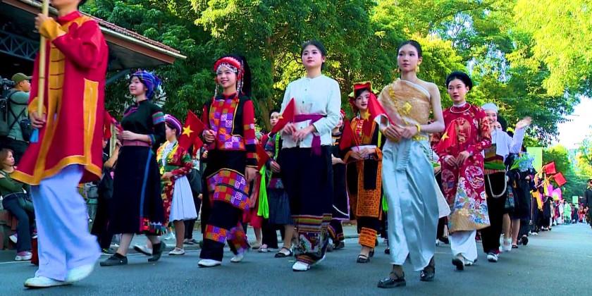 Traditional costume parade celebrates Vietnamese culture | Myanmar ...