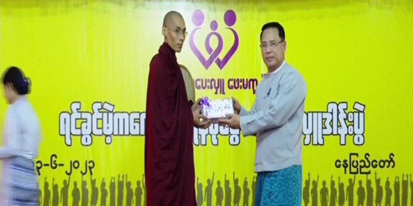 Donation Ceremony: Union Minister donates cash to orphanage ...