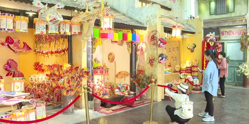 Traditional culture displayed through ancient mid-autumn lantern ...