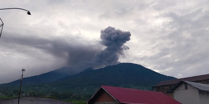 Indonesia's Mount Marapi spews ash tower in fresh eruption | Myanmar ...