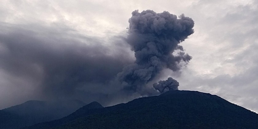 Indonesia's Mount Marapi spews ash tower in fresh eruption | Myanmar ...