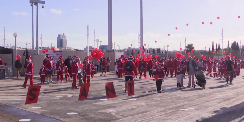 Hundreds dressed as Santa run down Athens streets | Myanmar ...