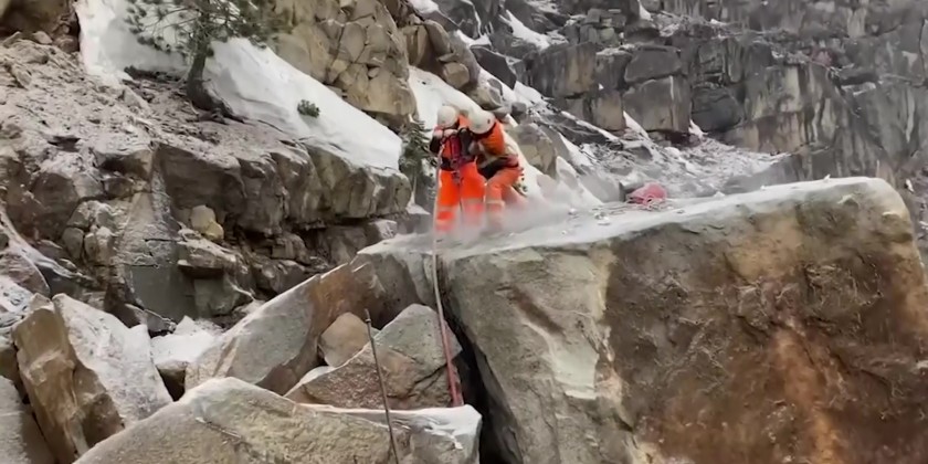 Crews remove boulder that fell on Calif. highway | Myanmar International TV