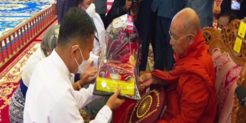 Waso Robe Offering Ceremony: SAC Chairman Donated Offertories To The ...