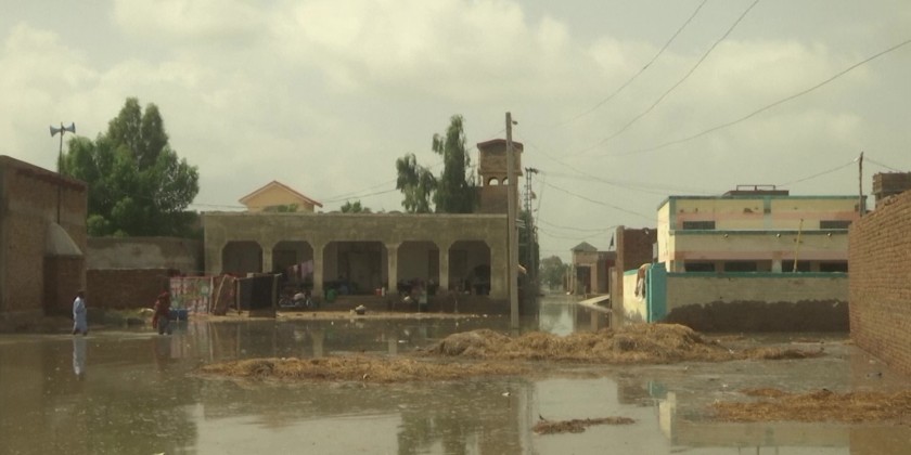 Pakistanis wade through neck-deep floods | Myanmar International TV