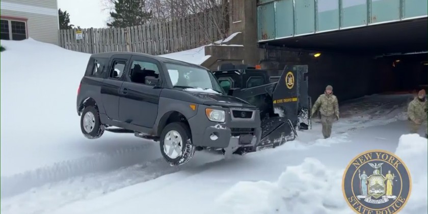 Police remove vehicles stuck during major blizzard | Myanmar International TV